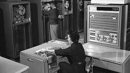 IBM 700 系列——将计算引入商业领域 在 20世纪 50年代，14家美国公司在政府的帮助下开发电子计算机。冷战要求美国总统杜鲁门投入大量资金，以保持优势地位。... - 雪球