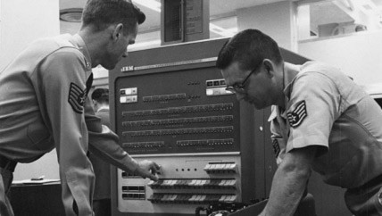 IBM 700 系列——将计算引入商业领域 在 20世纪 50年代，14家美国公司在政府的帮助下开发电子计算机。冷战要求美国总统杜鲁门投入大量 ...