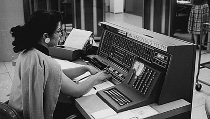 IBM 700 系列——将计算引入商业领域 在 20世纪 50年代，14家美国公司在政府的帮助下开发电子计算机。冷战要求美国总统杜鲁门投入大量资金，以保持优势地位。... - 雪球