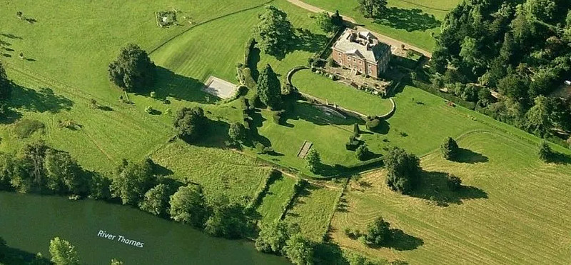 英国查尔斯王子的知交——他靠外汇交易发家，10亿美元财富却是谜！ Urs Schwarzenbach（乌尔斯·施瓦岑巴赫）是英国上流社会最有钱 ...