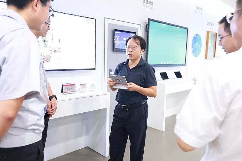 《国家市场监督总局领导调研京东方合肥b9》 9月19日上午,国家市场监督总局质量发展局副局长李宣庆、服务质量处处长马宏伟、安徽省市场监督管理局