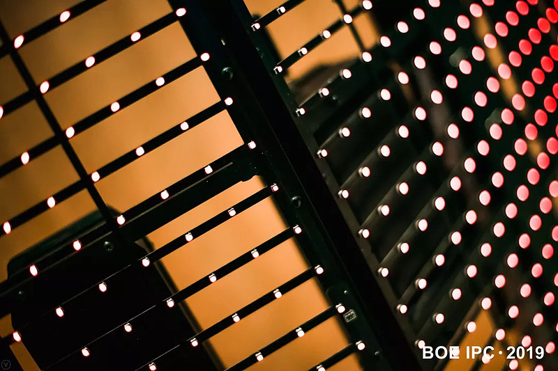 《BOE IPC·2019——全程超酷科技》 搭载BOE自主研发的AI信发系统2.0，极短时间将画面内容快速下发至屏幕，实现了六块屏幕上视频画面的完美配合。采用了BO... - 雪球