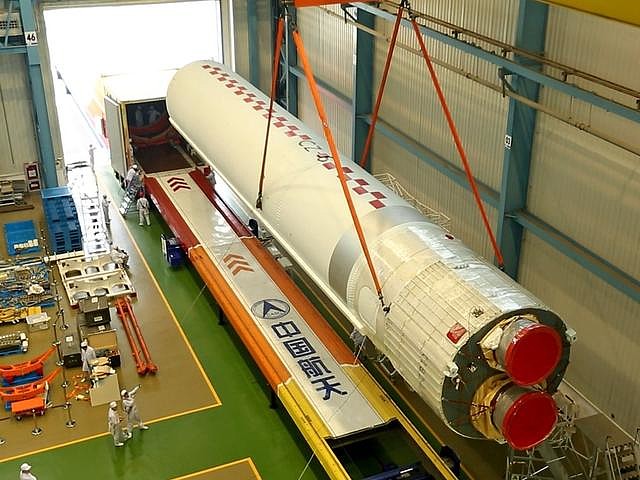 【军民融合】我国大型可回收火箭来了，长征八号年内发射，带助推器一起返回？ 重要提示：在热门军工行业股涨停的情况下，投资者通过买入个股的方式很难建立更多仓位。不过，买不到热门涨停军工行业股的小 ...