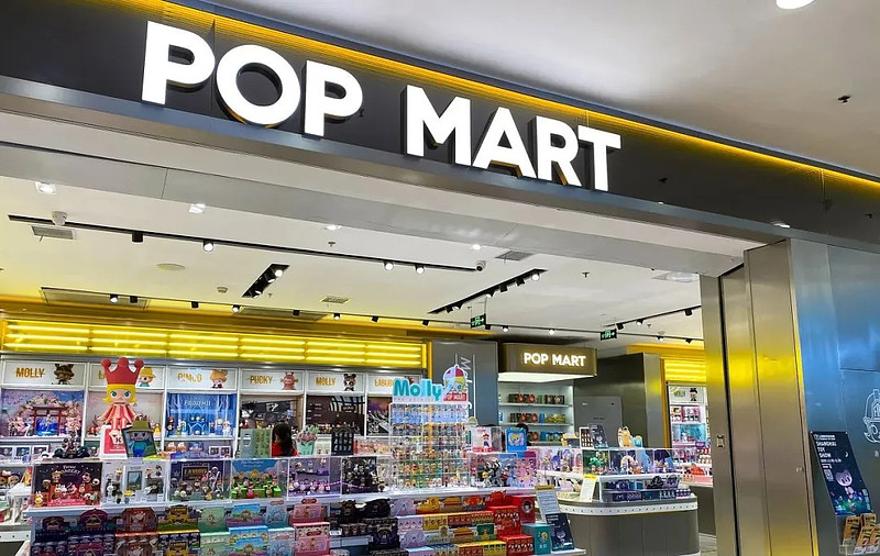 泡泡玛特，不只是盲盒 目录- - - - -1. 垄断设计师、精细化运营2. 泡泡玛特 的”敌人”4亿利润的背后，既是对消费心理的准确把控，也 ...