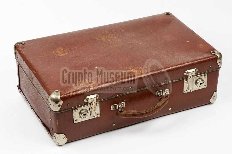 发射频率2.5-10MHz｜苏联克格勃间谍电台RION及其修复手记 RION——苏联间谍电台РИОН代号为RION的P-57是1957年在苏联开发的间谍通信设备。该设备用于在国外进行秘密操 ...