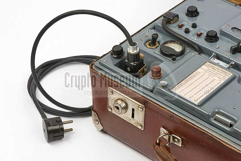 发射频率2.5-10MHz｜苏联克格勃间谍电台RION及其修复手记 RION——苏联间谍电台РИОН代号为RION的P-57是1957年在苏联开发的间谍通信设备。该设备用于在国外进行秘密操 ...