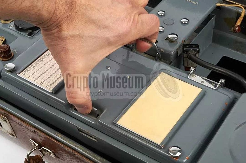 发射频率2.5-10MHz｜苏联克格勃间谍电台RION及其修复手记 RION——苏联间谍电台РИОН代号为RION的P-57是1957年在苏联开发的间谍通信设备。该设备用于在国外进行秘密操 ...