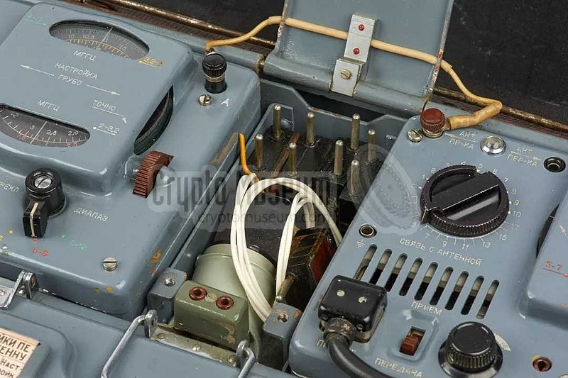 发射频率2.5-10MHz｜苏联克格勃间谍电台RION及其修复手记 RION——苏联间谍电台РИОН代号为RION的P-57是1957年在苏联开发的间谍通信设备。该设备用于在国外进行秘密操 ...