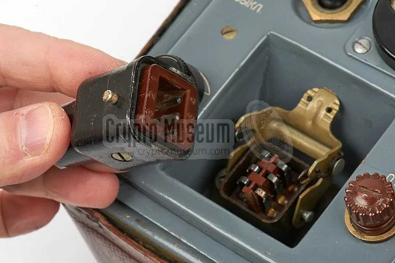 发射频率2.5-10MHz｜苏联克格勃间谍电台RION及其修复手记 RION——苏联间谍电台РИОН代号为RION的P-57是1957年在苏联开发的间谍通信设备。该设备用于在国外进行秘密操 ...