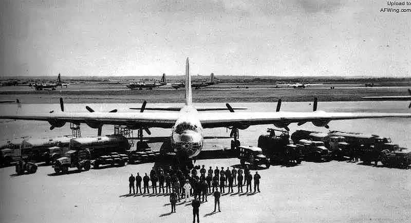 进击的巨人（二）——B-36大战超级航母 2015-10-24 空军之翼 B-36的第一种生产型是B-36A，保留了原型机的R-4360-25 ...