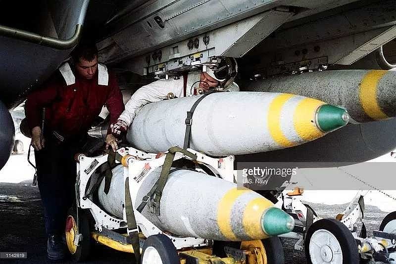 森蚺行动中的F-14“雄猫”战斗机（下） 就像所有参与“持久自由”行动的F-14中队一样，VF-211中队也有一群相当数量的初级军官，其中就 ...