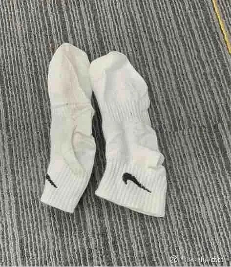 男体育生穿过的臭袜子,在推特上怎么成了抢手货? 大家好 前两天比比在群里吹水的时候 突然看到了这么一张 味道极大的图片网上卖原味儿袜子这事不新鲜 但卖男人的原味儿袜子 雪球