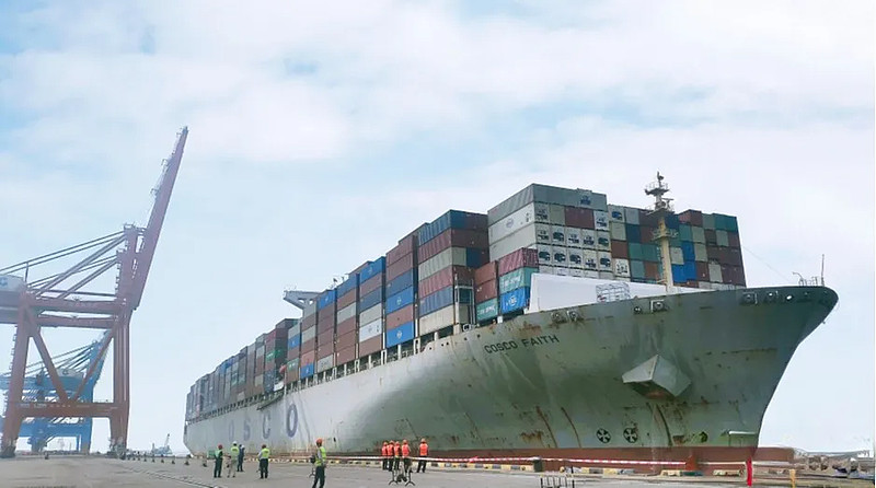 北部湾港刷新集装箱船靠泊记录 11月3日上午，15万吨级“中远诚信/COSCO FAITH”大型集装箱船顺利试靠泊钦州港大榄坪南作业区5#泊位 ...