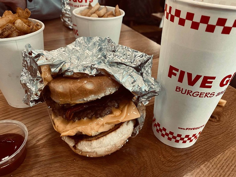 上海吃到了five guys，怀旧了，满足了，还是那个味。 - 雪球