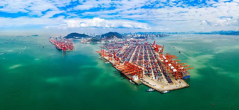 深圳港2021年累积完成集装箱吞吐量2877万标箱 2021年12月28日，随着印有“深圳港小漠国际物流港开港第一箱”的红色集装箱被大型起重机 ...