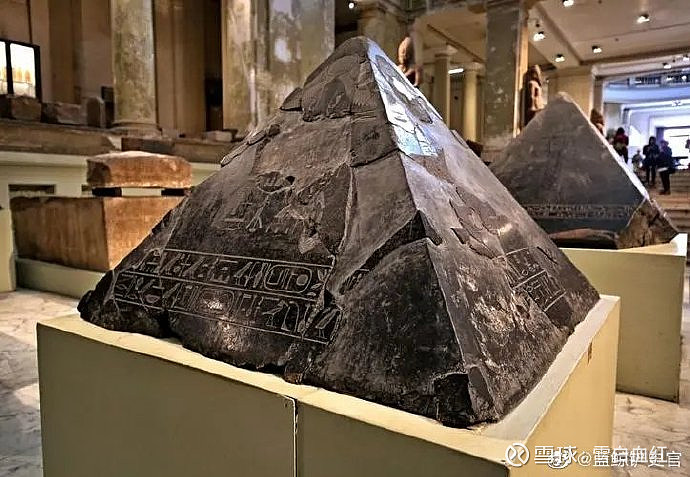 古埃及黑色的金字塔 黑色的金字塔你见过吗？困扰了科学家数千年，他们一直无法解开这个谜团。金字塔是由黑色石头制成的，但它不是普通的石头，因为石 ...