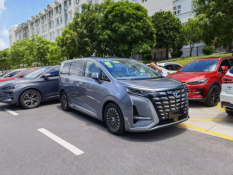 $比亚迪(SZ002594)$ 这个颜色真心不错， 比亚迪 在外观设计颜色选择上越来越有心得，比如汉EV千山翠、唐赤帝红... - 雪球