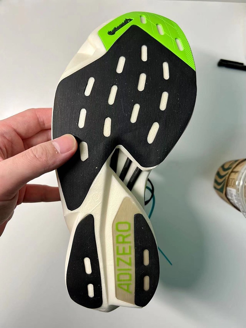 TR说真的 269 adidas adios pro3 10公里浅浅感受 打个比方，PRO3就相当奔驰产品矩阵里的GLS迈巴赫，而PRO2就像 ...