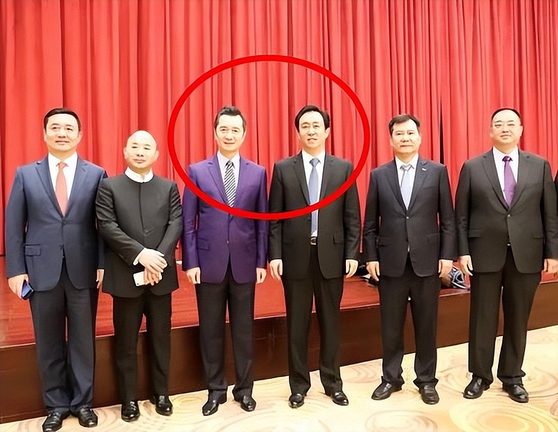 许家印背后的两个男人被查?辟谣救不了恒大汽车 正处于人生第三次寒冬之中的许家印,或许再也无法咸鱼翻身了。他背后的两个男人相继被查,最后一根救命