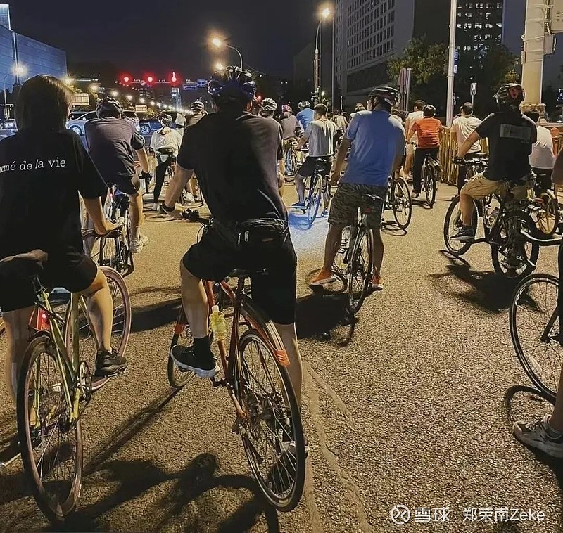 在北京骑15万的自行车,会被看不起吗? 现如今在北京的街上骑行,已经成了不约而同的流行。北京长安街的夜骑队伍,全副武装,堵到水泄不通:二环上的晚高峰车道,通勤的 雪球