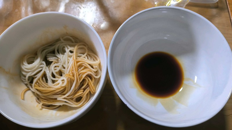 对比一下海天味业酱油,金龙鱼酱油和日本酱油的口感区别。 今天午餐特意吃面条,对比吃了海天科技酱油和 金龙鱼 0添加酱油和日本酱油对比食材是用