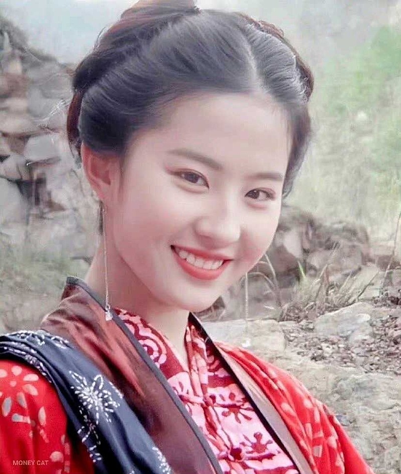 早安。我今天穿了条修身款的裤子,肚子无处安放。以前,我都把裤子提到肚皮上头。 雪球
