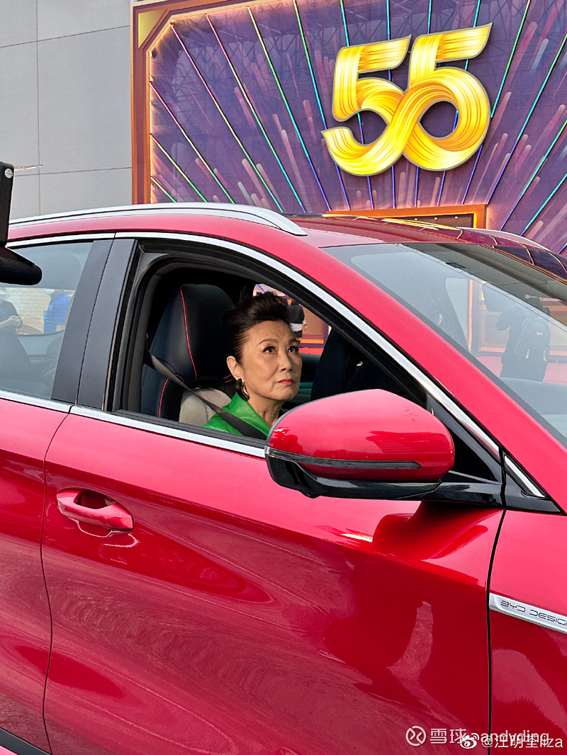 $比亚迪(SZ002594)$ 汪明荃亲自发了一条微博，看起来是 比亚迪 HK赞助的这辆车，也值了，在HK受关注度一定比... - 雪球