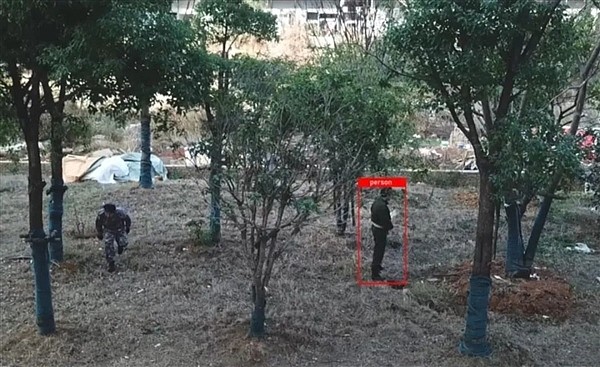 武汉大学打造出“隐身衣” 白天夜晚都能在摄像头前“隐身” 日前，武汉大学打造了一件“InvisDefense隐身衣”，可实现全天候“隐身”。这 ...