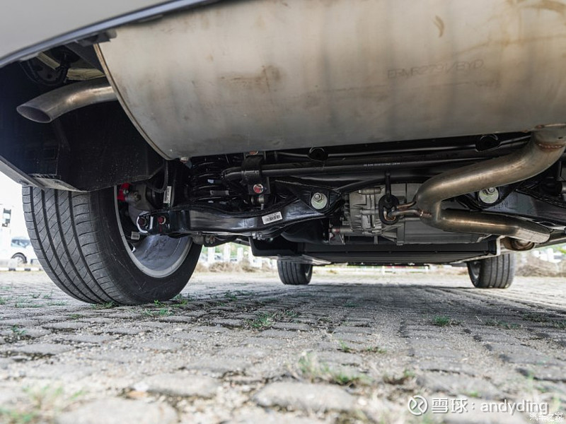 $比亚迪(SZ002594)$ 护卫舰07底盘突出的那块是电池吗？有那么夸张吗？有人看过实车吗？ 看上面两张图很平整！ - 雪球