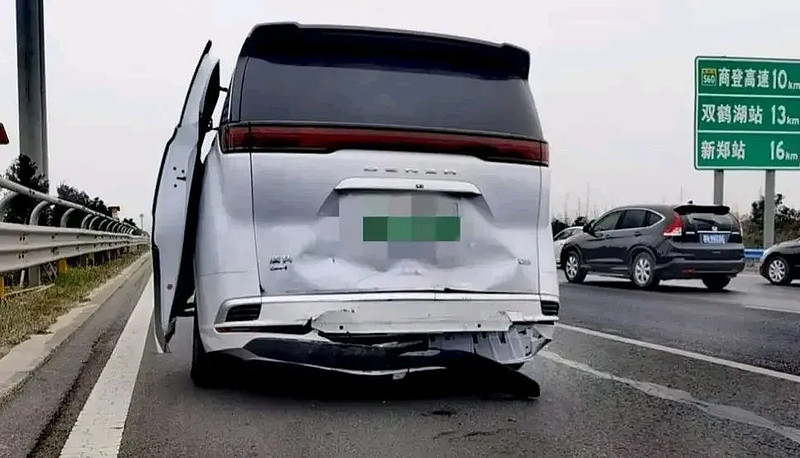 $比亚迪(SZ002594)$ 比亚迪 腾势D9被凯美瑞追尾，据说腾势D9全国首撞？ 向来MPV就被认定不够安全，这一次... - 雪球