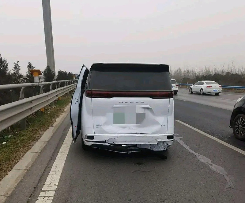 $比亚迪(SZ002594)$ 比亚迪 腾势D9被凯美瑞追尾，据说腾势D9全国首撞？ 向来MPV就被认定不够安全，这一次... - 雪球