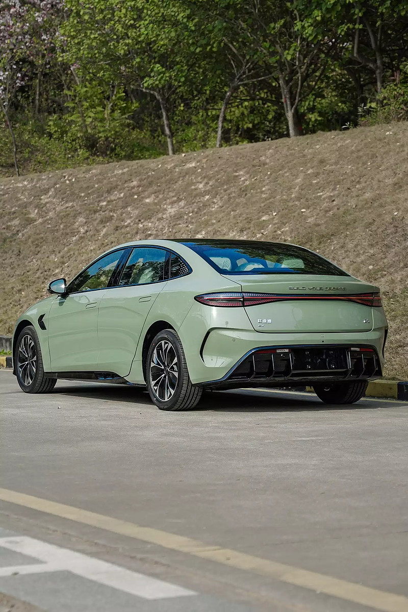 $比亚迪(SZ002594)$ 比亚迪 海豹风卷草绿色实车曝光，这颜色真的很耐看，还没有交付，应该广为欢迎。 - 雪球