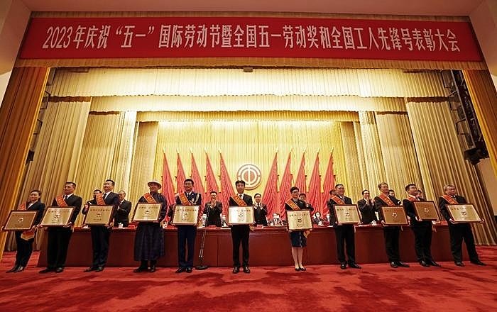 唯品会荣获 全国五一劳动奖状” 4月27日,2023年庆祝 五一”国际劳动节暨全国五一劳动奖和全国工人先锋号表彰大会在京举行。大会表彰了获得全国五一劳动 雪球