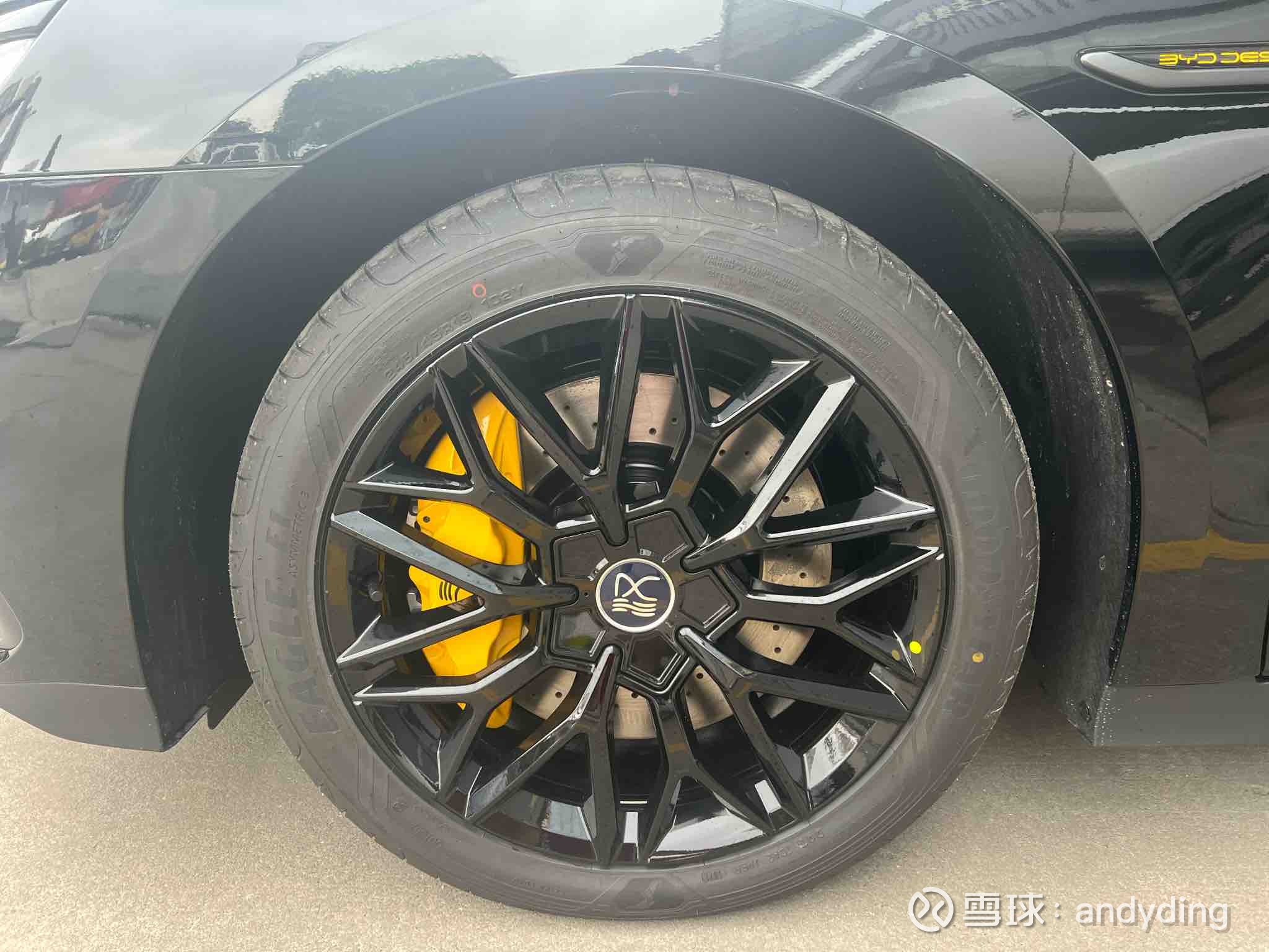 $比亚迪(SZ002594)$ 汉DM-p黑武士已到店，恰好也有一台千山翠在店，外观上就是漆水和内饰对应地改了一下。 - 雪球