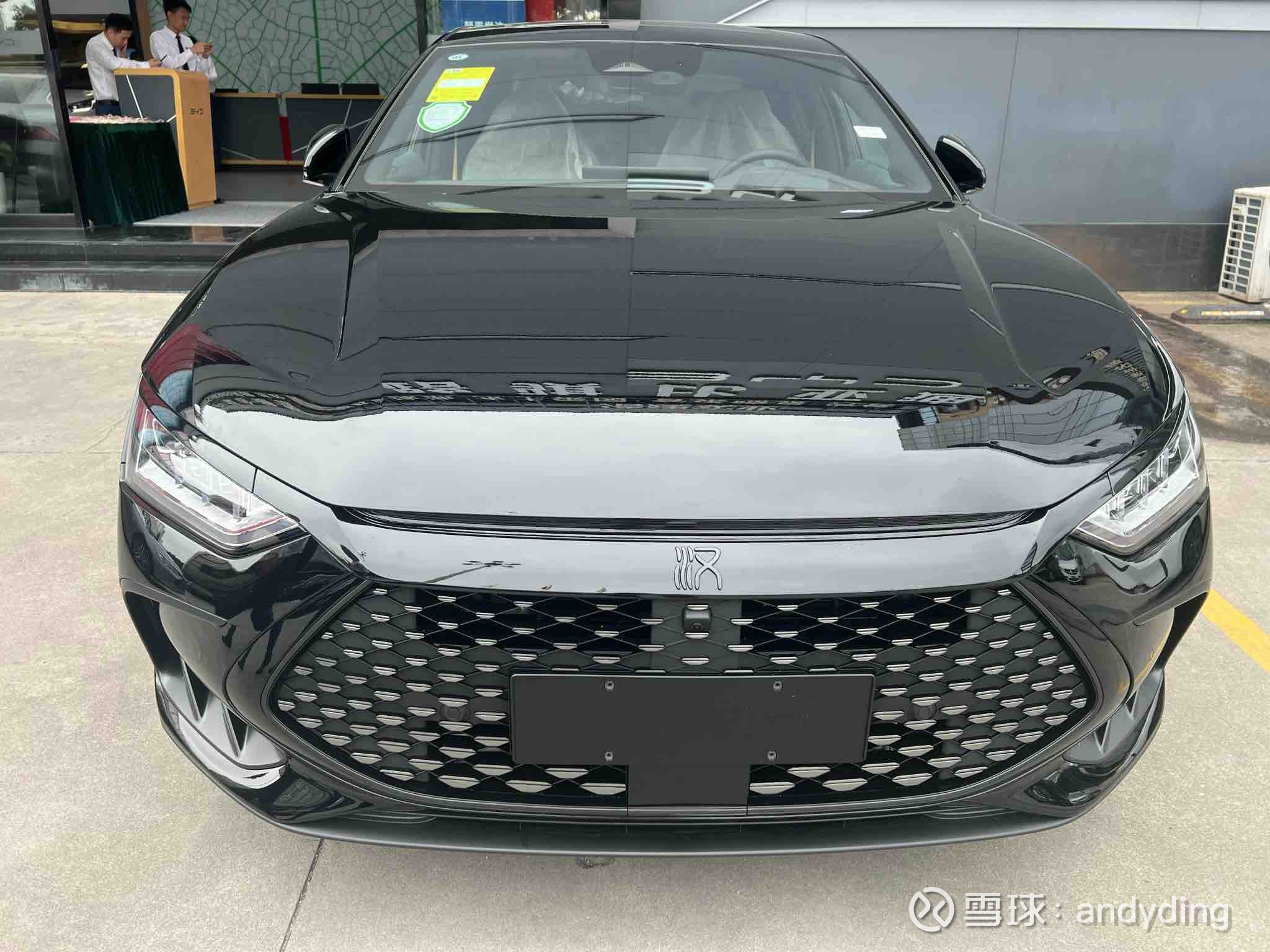 $比亚迪(SZ002594)$ 汉DM-p黑武士已到店，恰好也有一台千山翠在店，外观上就是漆水和内饰对应地改了一下。 - 雪球