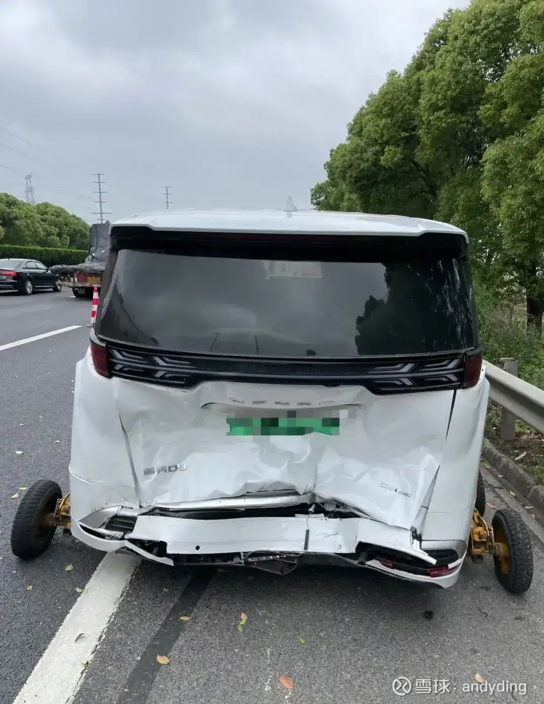 $比亚迪(SZ002594)$ 腾势D9被追尾事故状态下的安全性经受考验，尤其和GL8比较起开。如此热销估计会被中保研拉... - 雪球