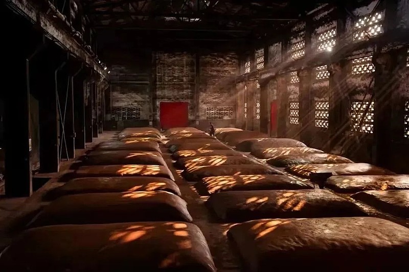 老窖为什么能酿好酒?最新科研成果探秘 自然之最” 窖泥微生物因酿酒而驯化,酒因窖泥微生物而生香。连续使用窖龄越老的窖池,窖泥中的酿酒微生物多样