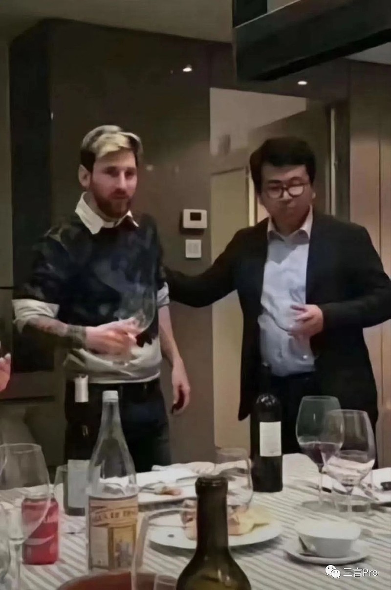 梅西：逃得了敬酒，逃不过直播 出品|三言Pro作者|雨辰这几天，球王梅西快被潮水般的流量薅秃了。按照行程安排，6月10球王梅西开启了自己的第七 ...