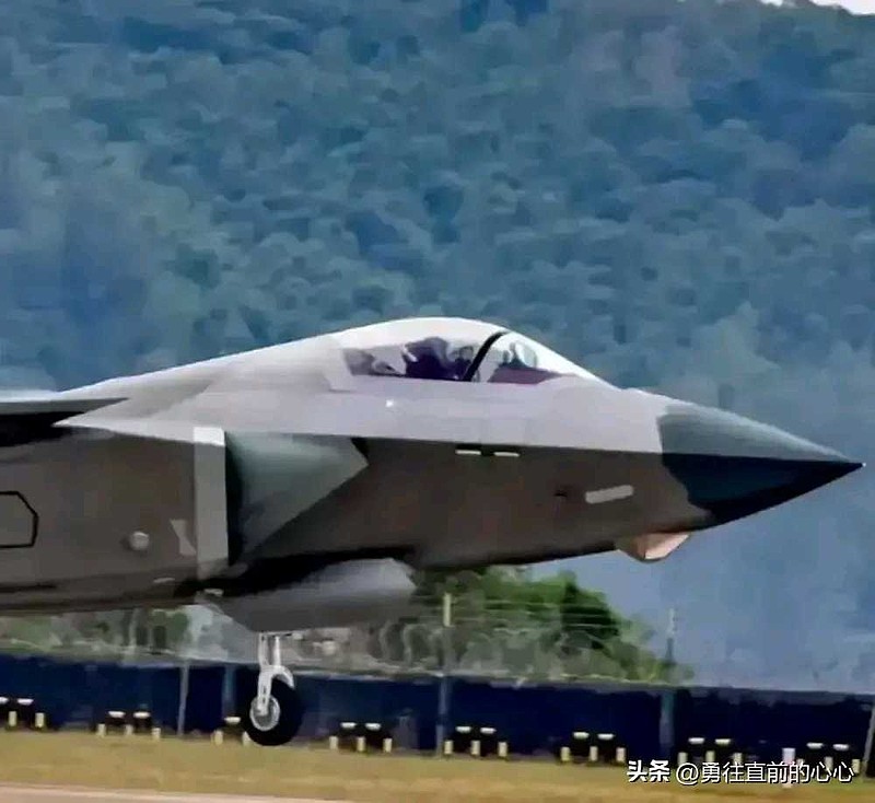 J20即将停产，涡扇15版的J20A和J20B的时代来了。 作为一名军事爱好者，当我听到这个消息时，内心充满了焦虑和期待。J20战机作为我国的一项重要军事装备，曾经让我们引以为傲，... - 雪球