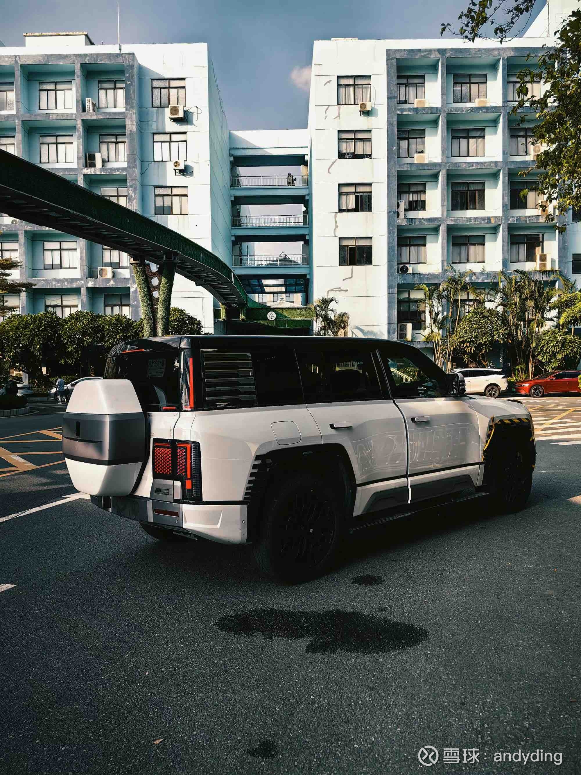 $比亚迪(SZ002594)$ 这台白色的仰望U8看着又多了点“优雅”，再次慨叹后面和侧面真好看，前脸的确稍有违和，希望... - 雪球