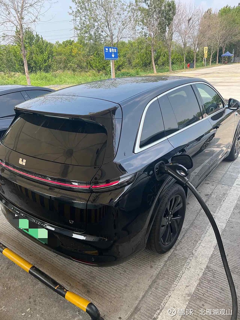 小鹏汽车xpev高速服务区的理想,理想不是增程吗,理想汽车省油吗 就这还要充电,图个什么特斯拉tsla 雪球