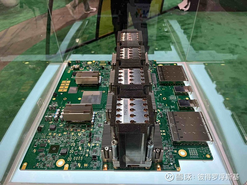 谷歌 昨天刚发布的tpu v5e实拍图，目测右侧对称两排网口插光模块$中际旭创(SZ300308)$ $新易盛(SZ30... - 雪球