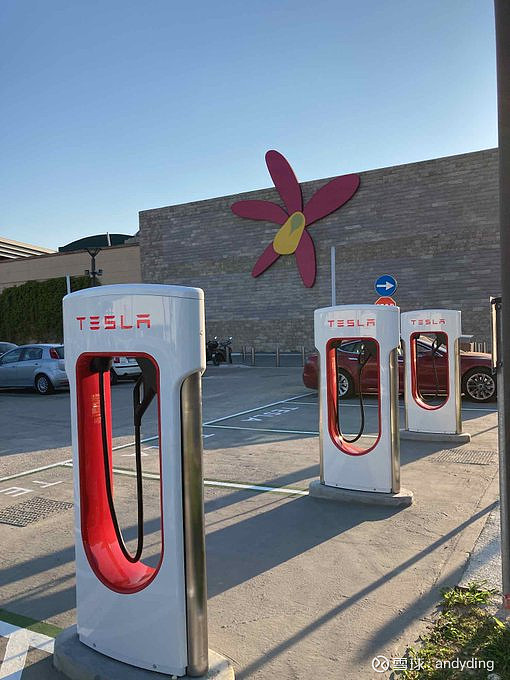 $特斯拉(TSLA)$ $比亚迪(SZ002594)$ 看看 特斯拉 的工业设计，一个超充电站建筑都如此吸引人；全面看一... - 雪球