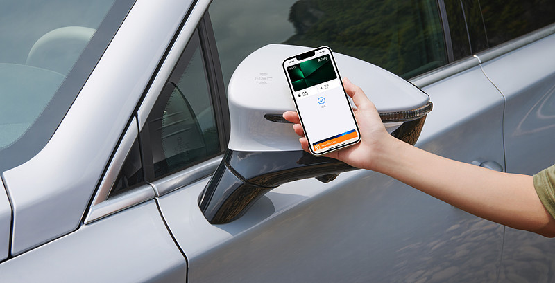 首个推出UWB数字钥匙的中国品牌 比亚迪智能化又领先一步 车辆解闭锁是汽车最基本的功能，但是传统汽车钥匙的开门方式却有很多不方便。着急上班出门 ...