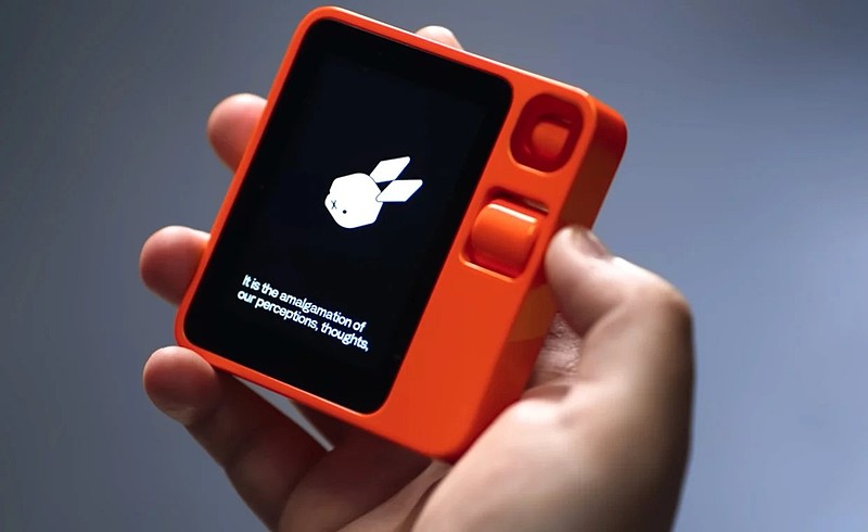 个人AI设备的时代来了：rabbit r1是怎么火的？ 过去几年，不少人都认为在个人电脑和智能手机之后，AR 设备将成为下一代个人计算平台。而 ...