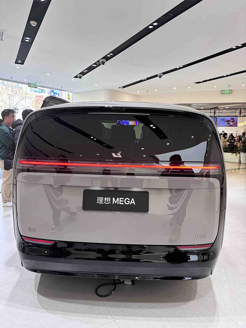 出去晨跑顺路去看了下 理想 mega，算是 L9 加强版。优点1. 大大大，第二排调到比较舒服的姿势后，三排还不错，L9... - 雪球