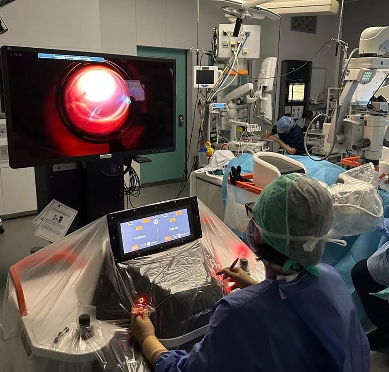 全球首个双臂眼科机器人，完成首例临床 2024年3月7日，开发出世界上首个双臂眼科手术机器人Luca™的公司AcuSurgical，宣布完成了 ...