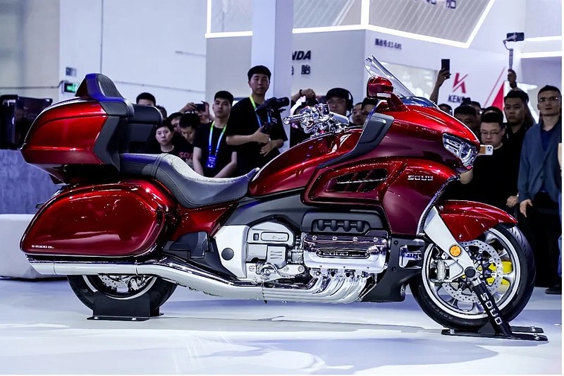 「灵魂」摩托：圆了保定车王的英雄梦 困住你的，不是年龄，而是无趣。一位60岁的“大叔”，在大家都研究 新能源 、智能驾驶时，却花心思琢磨硬派 ...