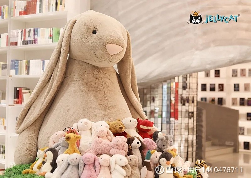 把毛绒玩偶卖给成年人，jELLYCAT成了“过期儿童”的精神食粮 自我疗愈的需求正在“解压”出新的经济活力。 作为“疗愈”载体之一的毛绒玩具 ...