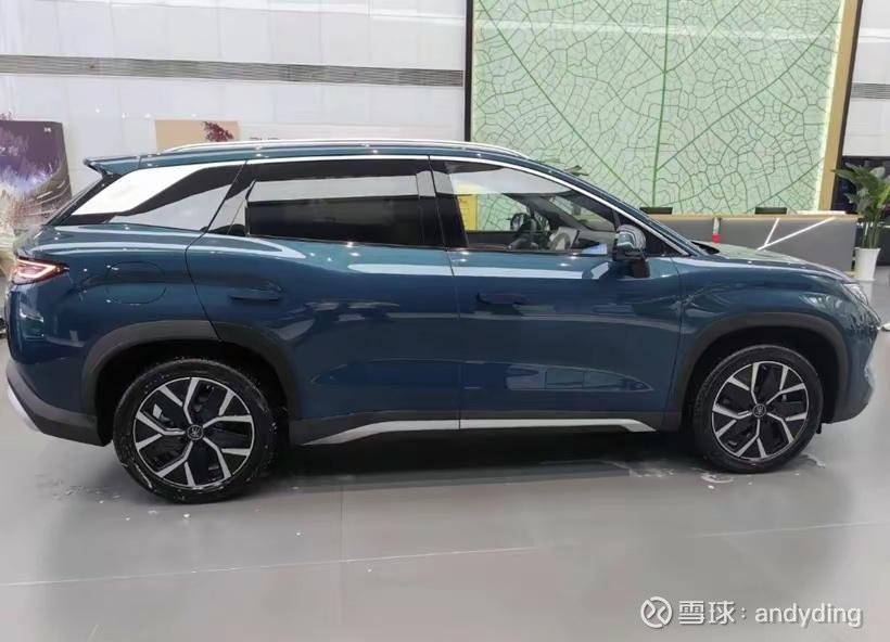 $比亚迪(SZ002594)$ 这个颜色本来挺好看的，可是看着前后侧面下包围的金属装饰，略感有点突兀了，大家都明白 比亚... - 雪球